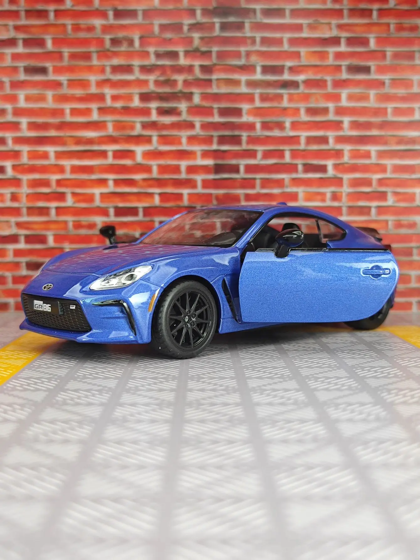 1:28 Toyota GR86 alloy racing model ornaments Warrior 2 open door boy ...