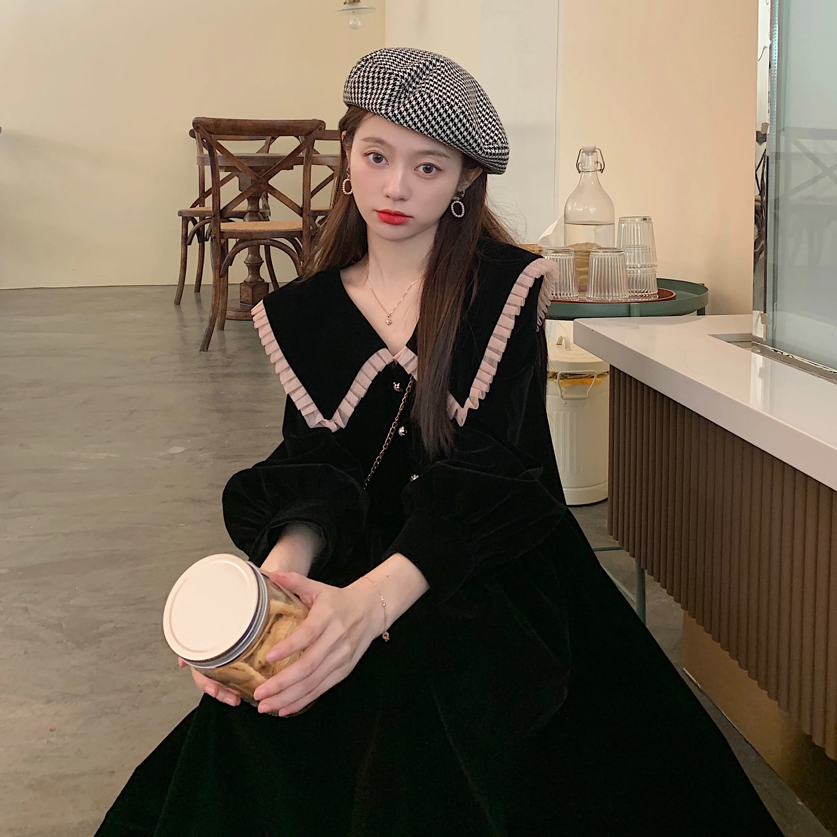 뚱뚱한 소녀 헵번 스타일 인형 칼라 작은 검은 드레스 여성을 위한 새로운 대형 허리 포옹 블랙 패션 드레스 2022 가을