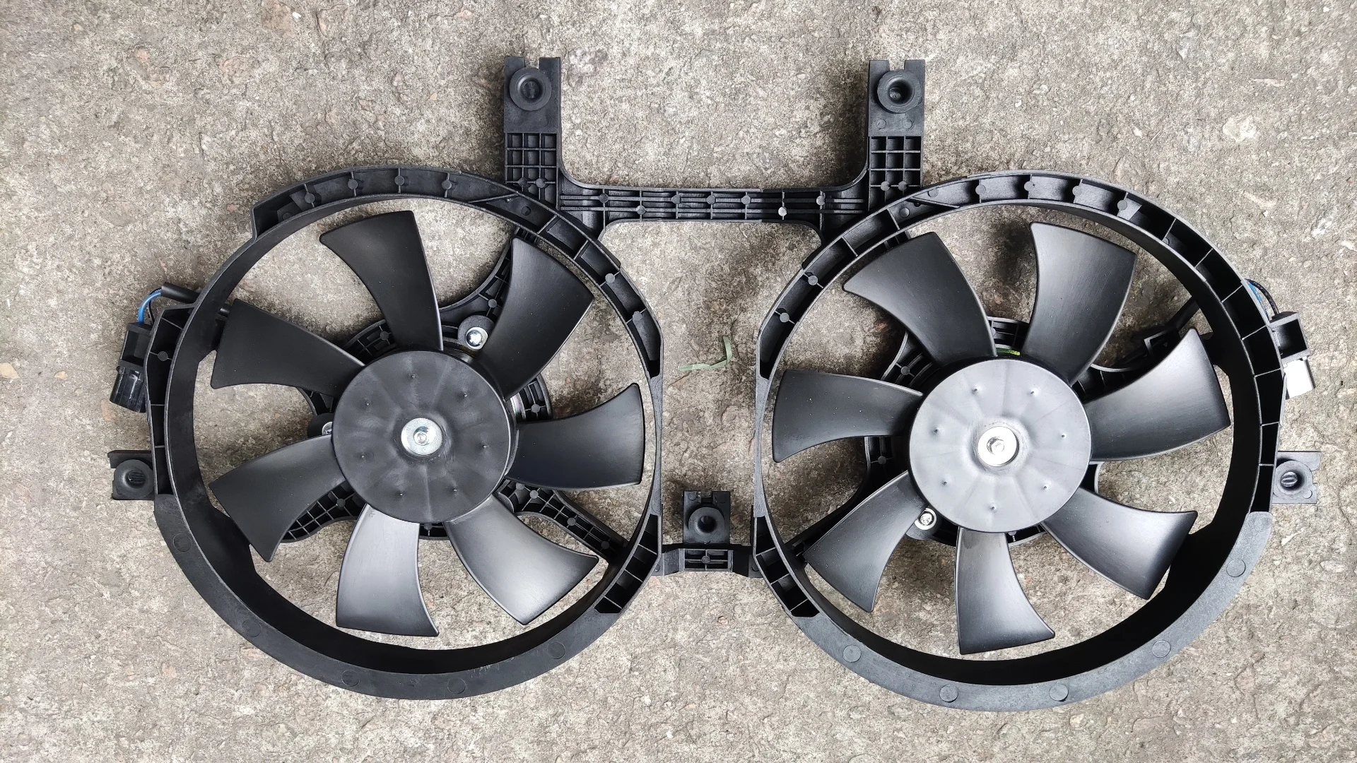 Delica-Space-GEAR-front-drive-electronic-fan-L400-air-conditioning-fan.jpg
