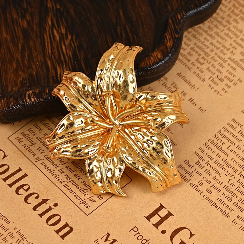 Irregular-Gold-Flower-Vintage-French-Chic-Cold-Wind-Minimalist-Brooch.jpg