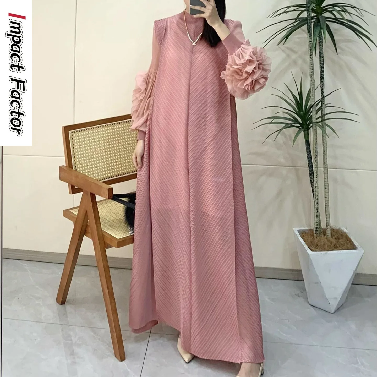 Pleated-dress-with-round-neck-long-sleeves-hand-cranked-flower-long ...