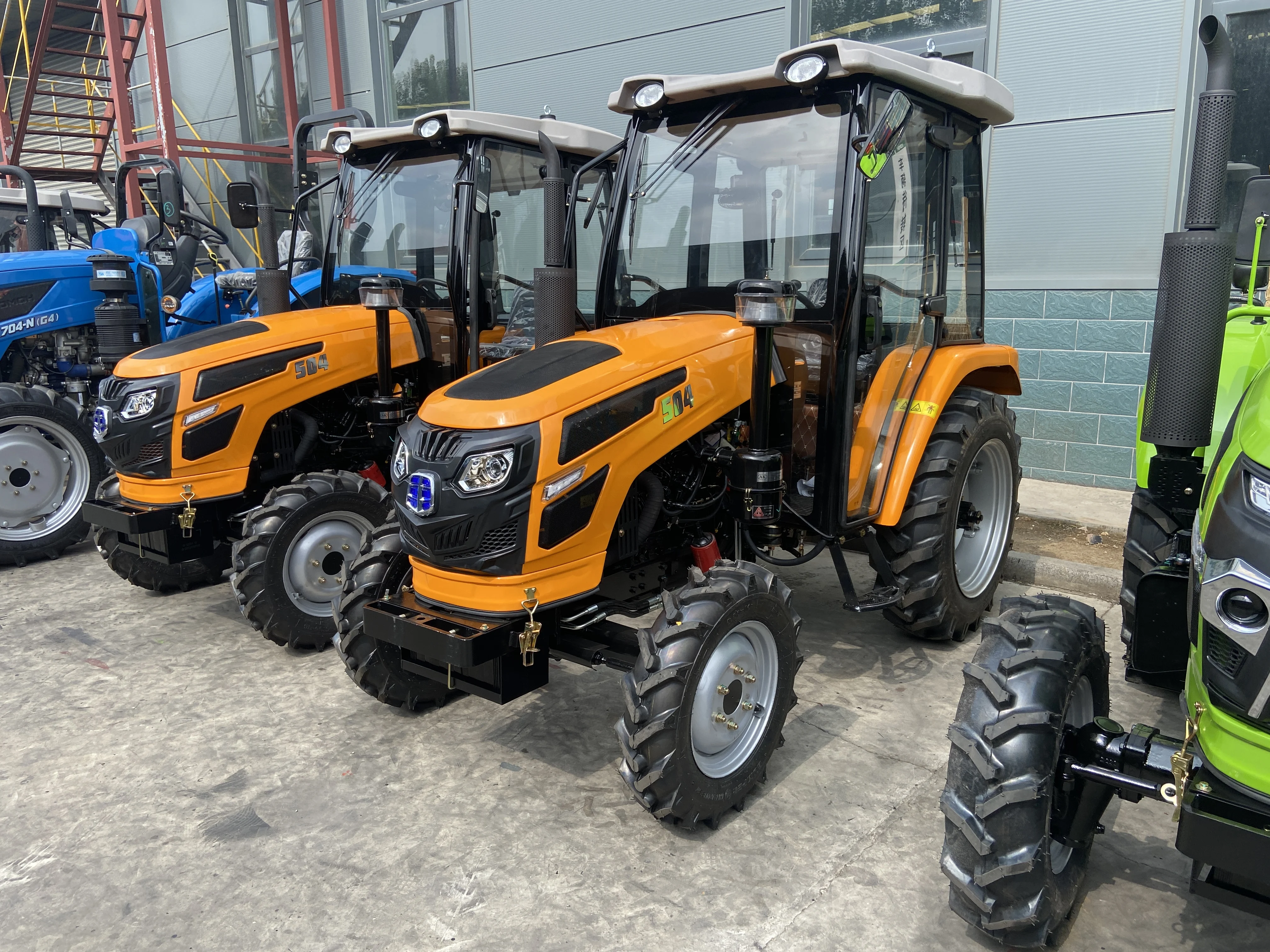 Tractor-agr-cola-con-ruedas-25-150HP-4WD-con-accesorios-carga-frontal ...