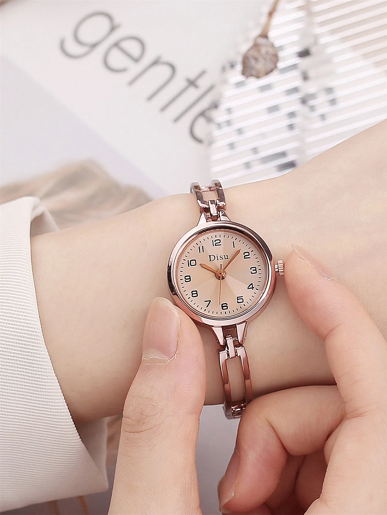 Simple-Fashion-Women-s-Quartz-Chain-Watch.jpg