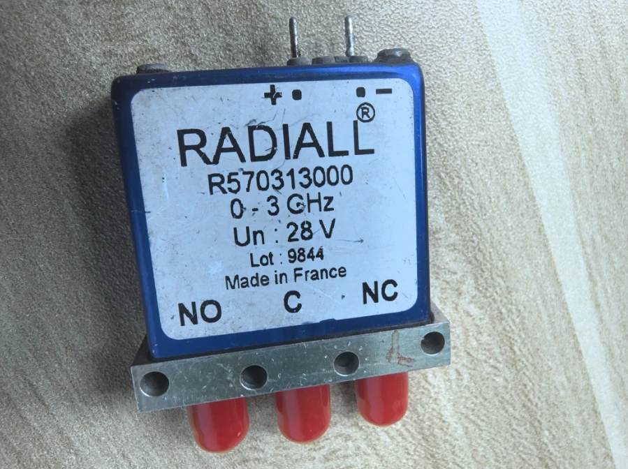 RADIALL-R570313000-3GHz-28V-RF-SMA-RF-Coaxial-SPDT-Switch.jpg