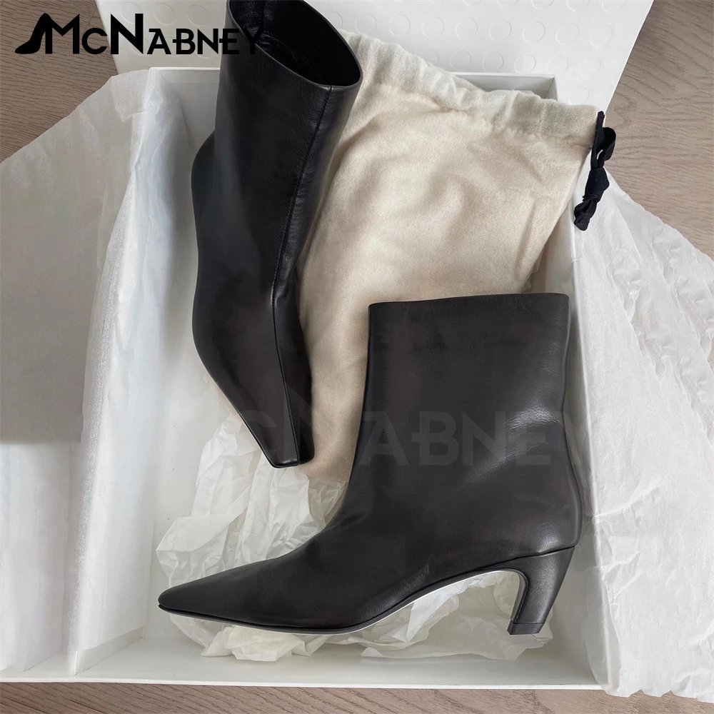 Botas-de-cuero-negro-con-punta-estrecha-y-tac-n-extra-o-para-mujer ...