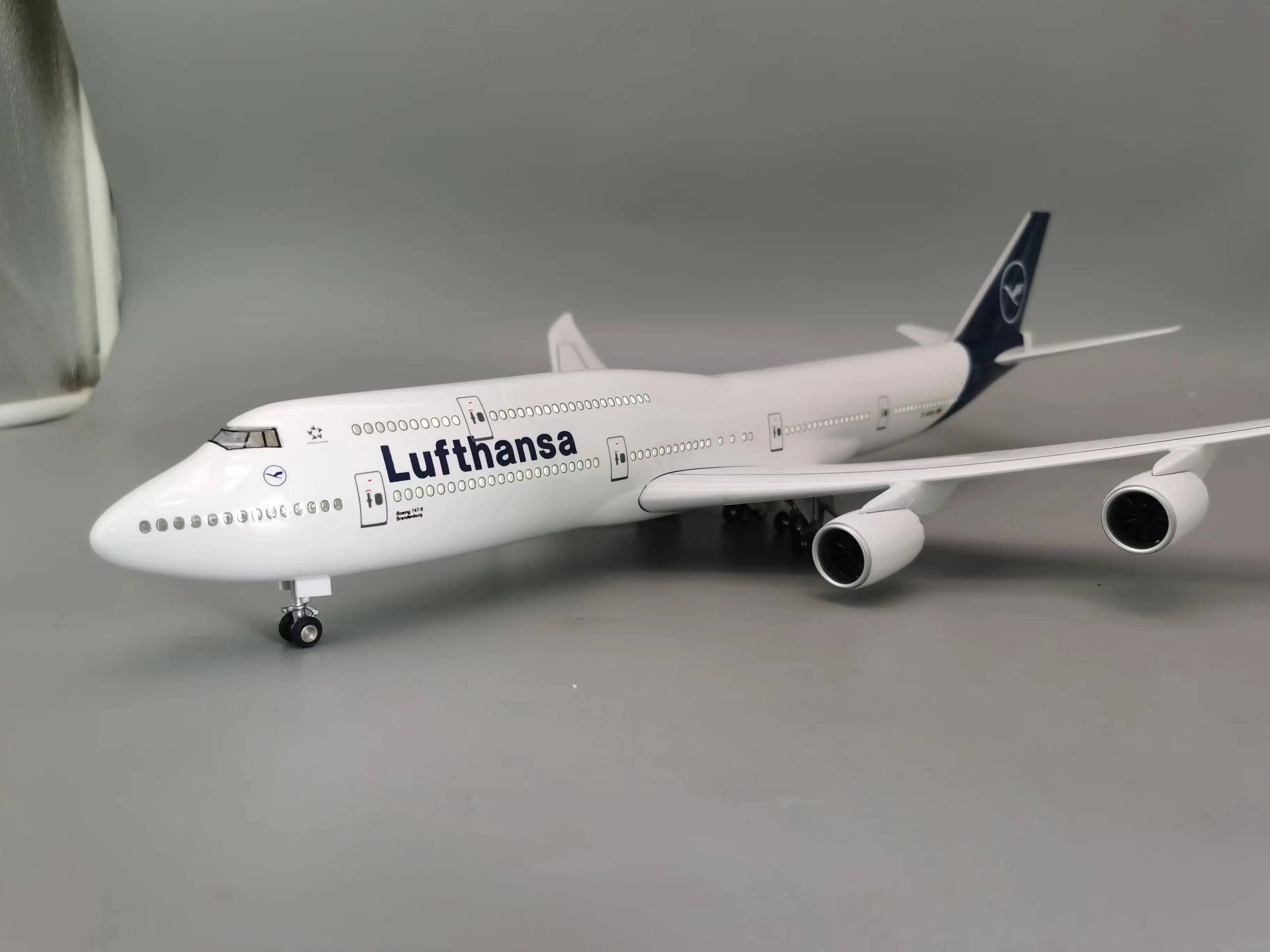 Lufthansa-Airlines-m-quina-de-fundici-n-a-presi-n-modelo-de-avi-n-Boeing-150.jpg