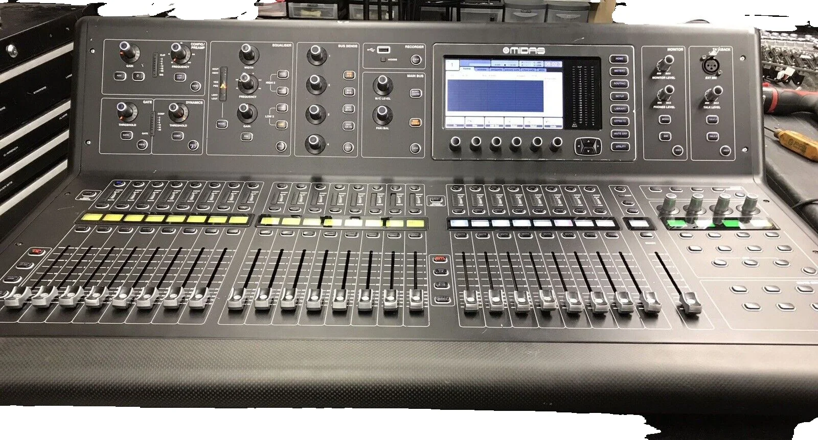 Consola-Digital-Midas-M32-para-vivo-y-estudio-con-40-canales-de-entrada.jpg
