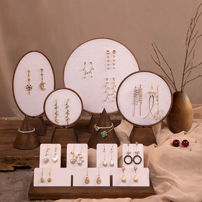 Creative Retail Jewelry Display