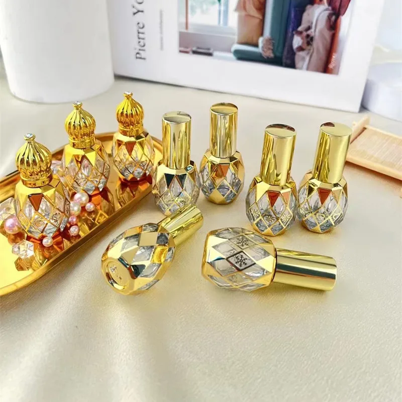 O rolo vazio dos bálsamos do bordo da garrafa do pulverizador do ...