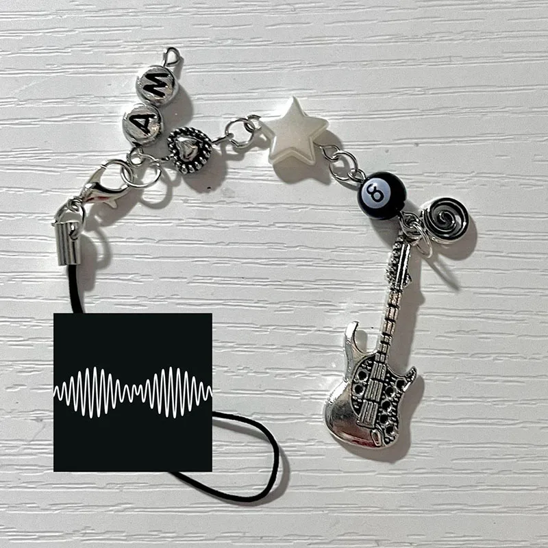 Handmade-Arctic-Monkeys-Keychain-8-bolas-guitarra.jpg