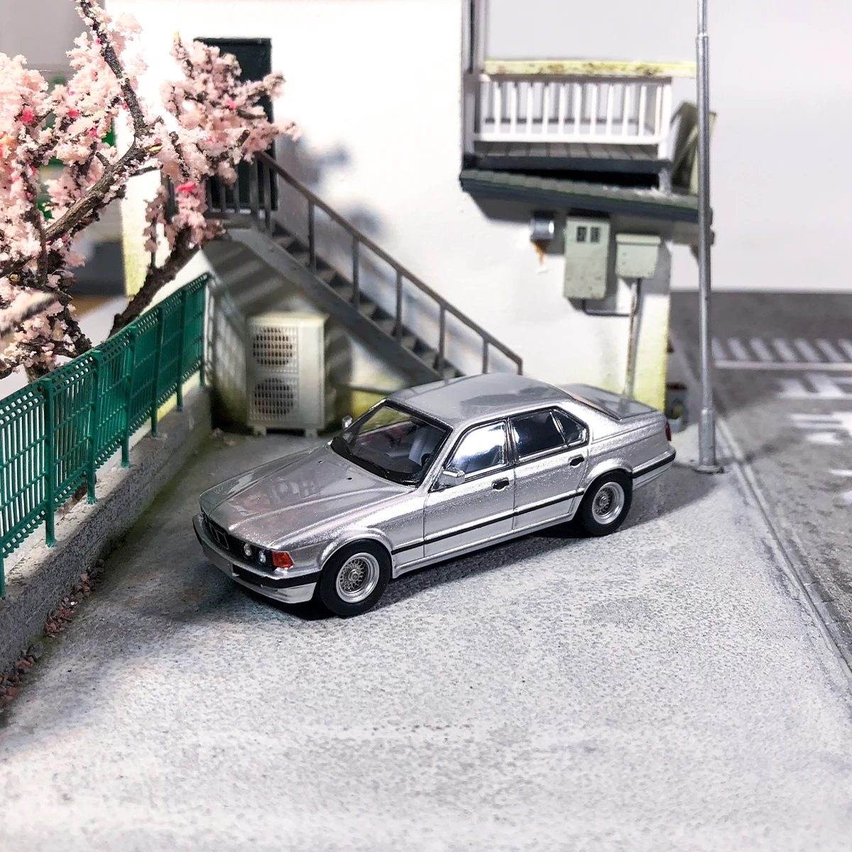 DCM-1-64-E32-E34-diecast-model-car.jpg