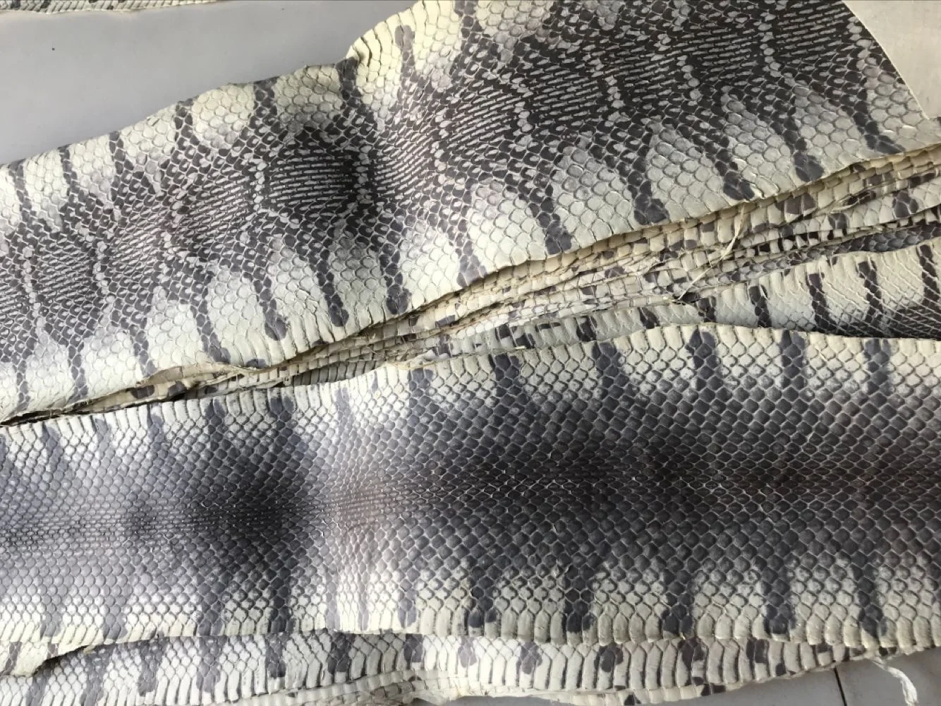 WS052 Black And White Mixed Color Genuine Snake SKin for Leather Craft ...