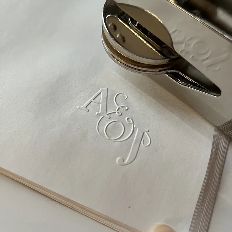 Sello-personalizado-en-relieve-con-monograma-para-boda-2-iniciales ...