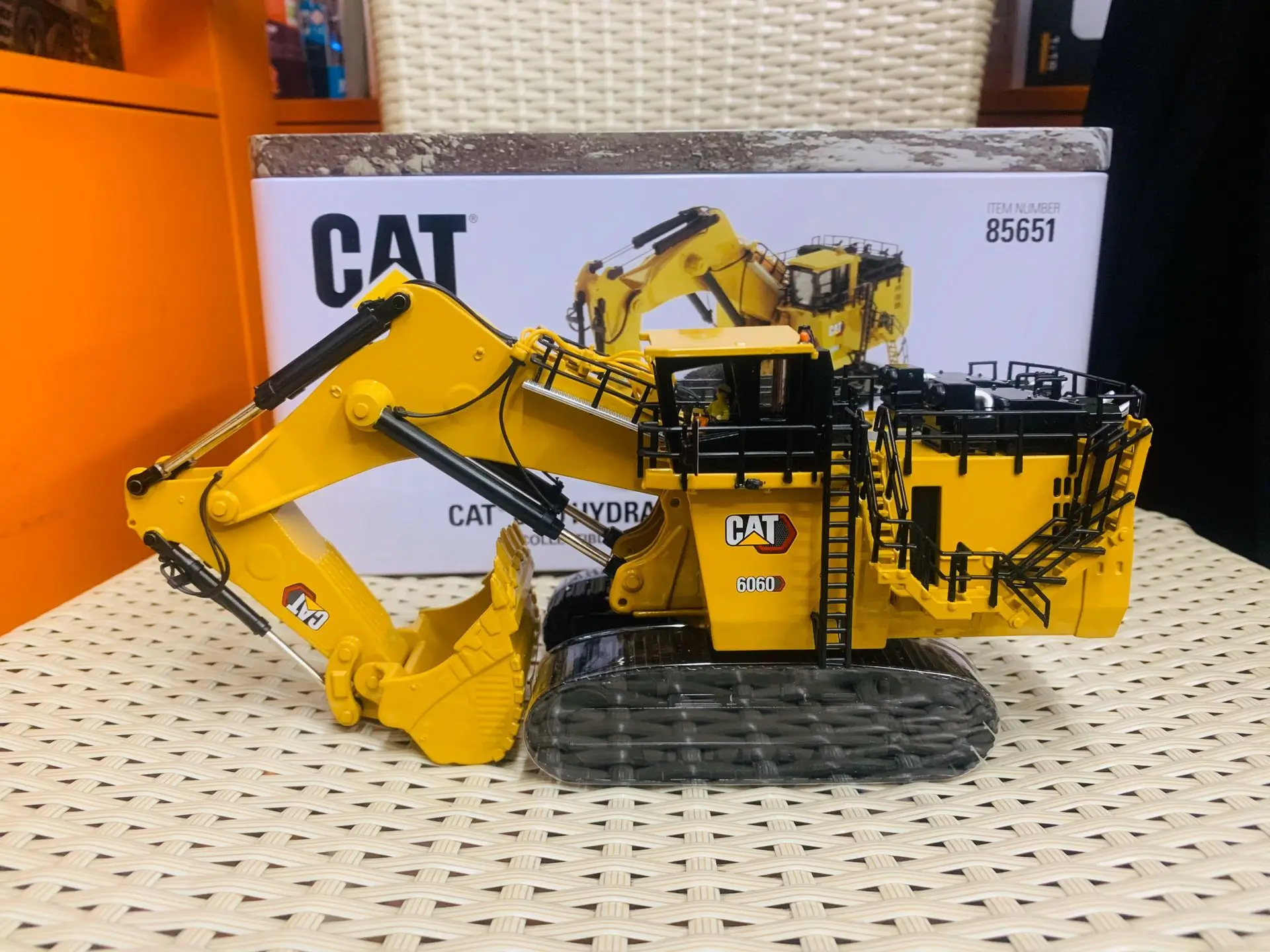 Cat-6060-Hydraulic-Mining-Shovel-1-87-By-Diecast-Masters-DM85651.jpg