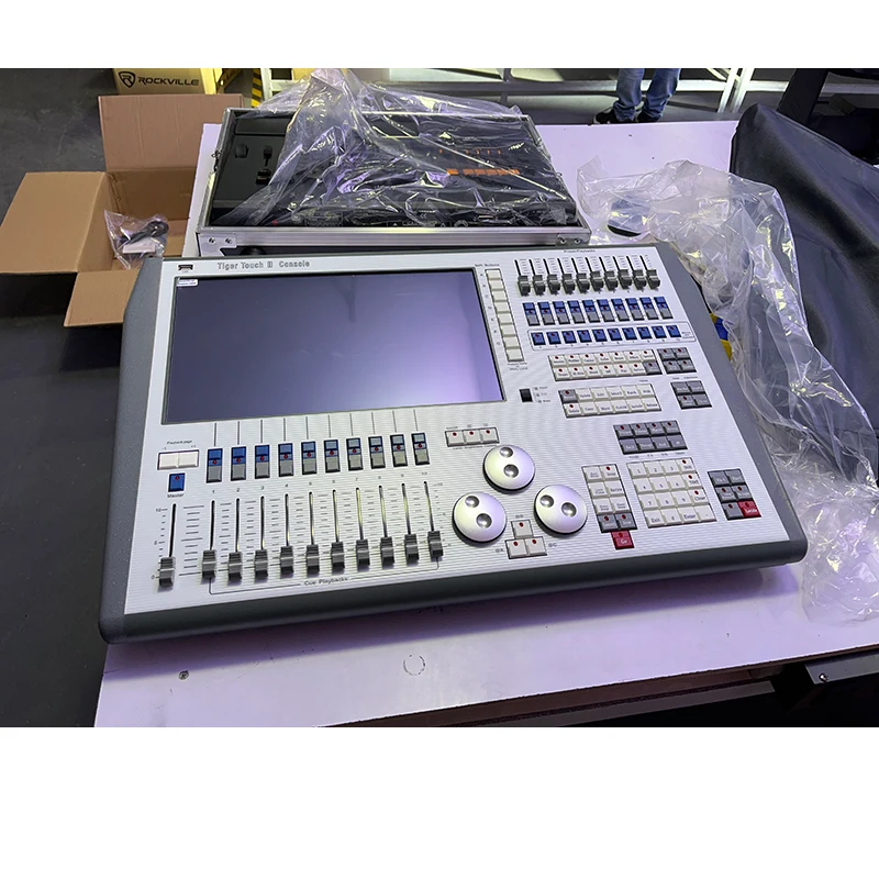 Tiger-touch-ii-para-controle-luz-palco.jpg