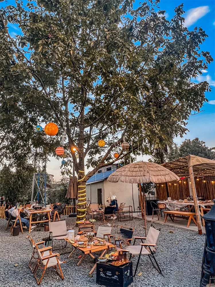 Bộ bàn ăn hình ô dù rơm kèm bốn ghế dùng cho cắm trại, quán cà phê, cửa ...