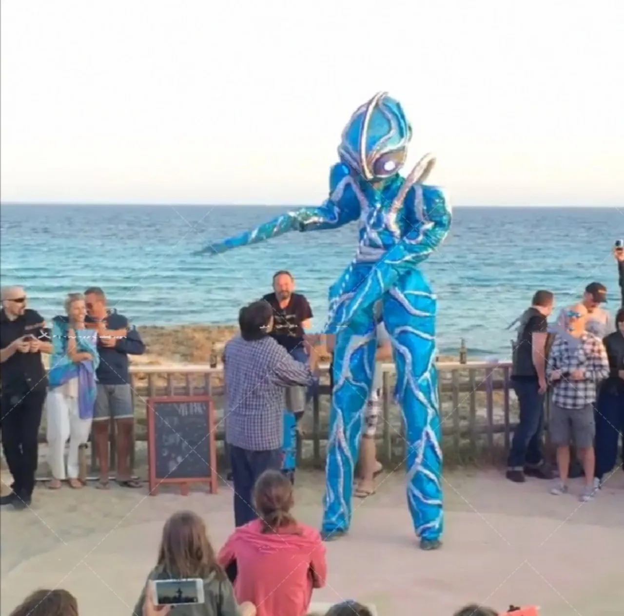 LED-luminous-exaggerated-stilt-alien-bar-atmosphere-costume-Nightclub ...