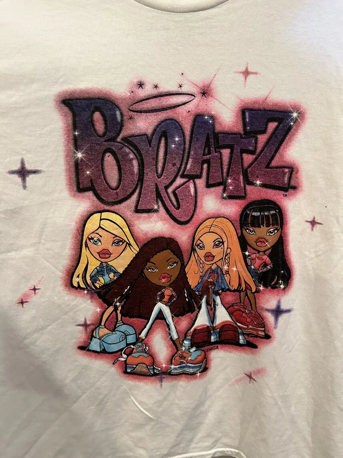 The-Bratz-Group-Pose-Graffiti-Spray-Paint-Graphic-blanco-rosa-Camiseta-de-gran-tama-o-S.jpg