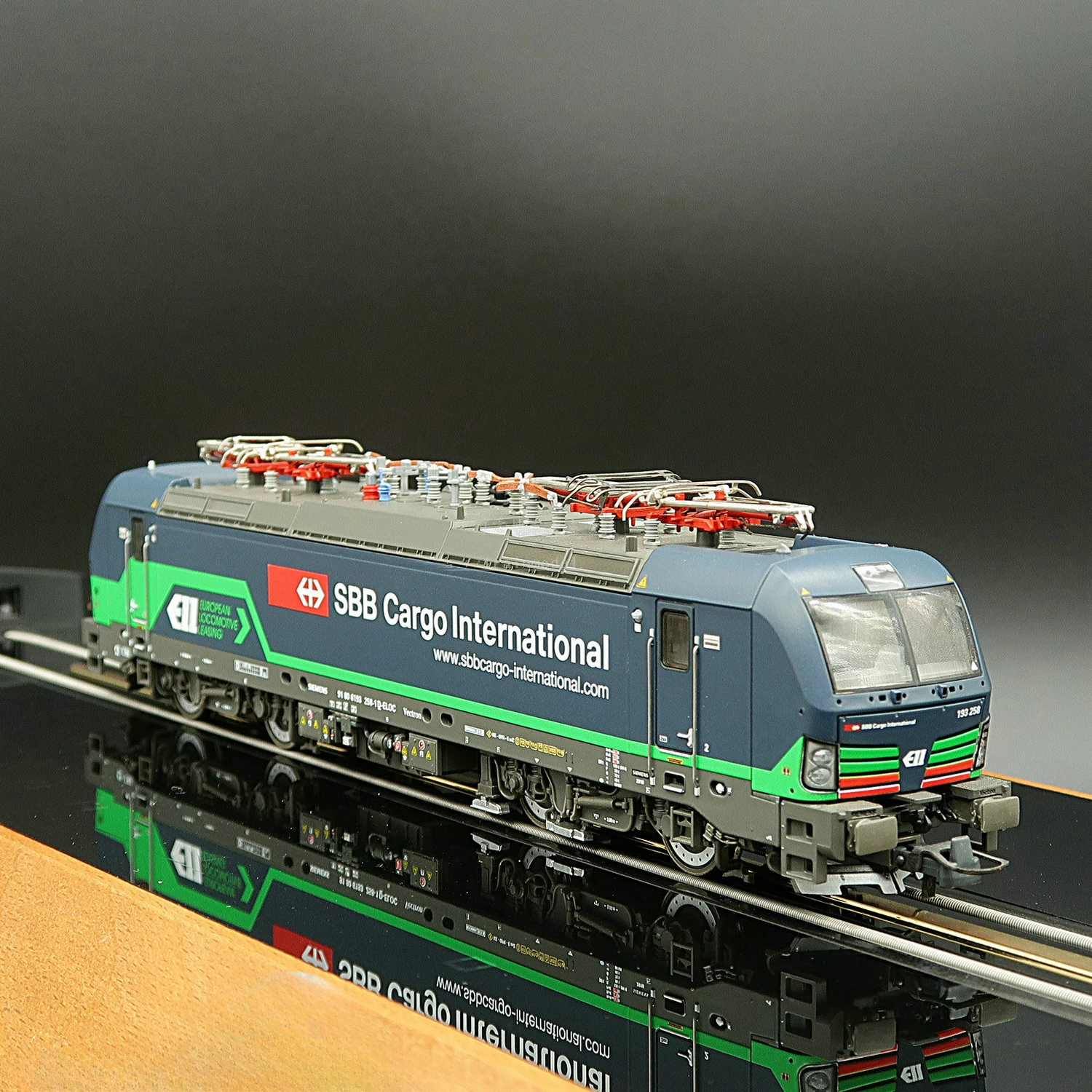 1-87-Train-Model-ROCO-HO-Type-71955-BR193-Electric-Locomotive-Digital-Sound-Effect-SBB-Train.jpg
