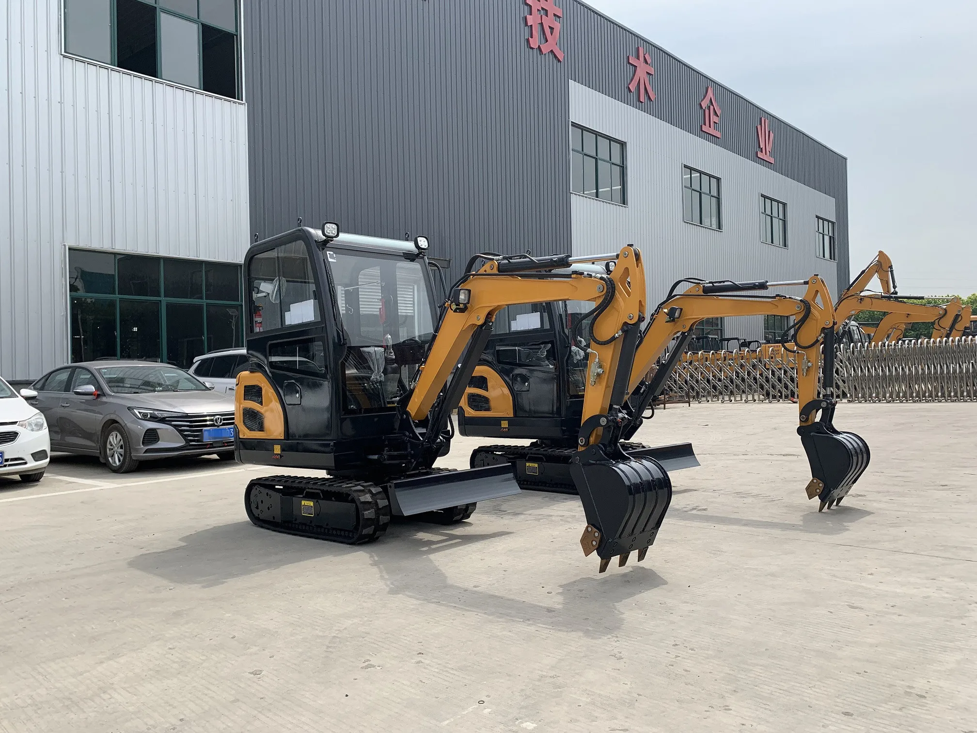 360-Degree-Rotation-Towable-Backhoe-Mini-Excavator-For-Sale.jpg