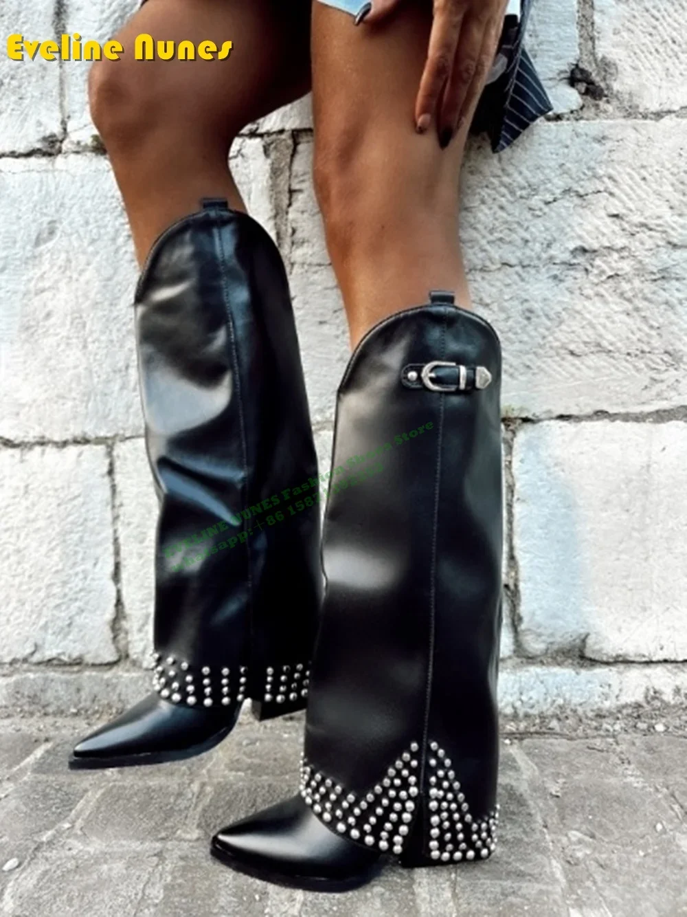 Botas de pantalón a la moda con remaches y hebilla de cinturón, tacones ...