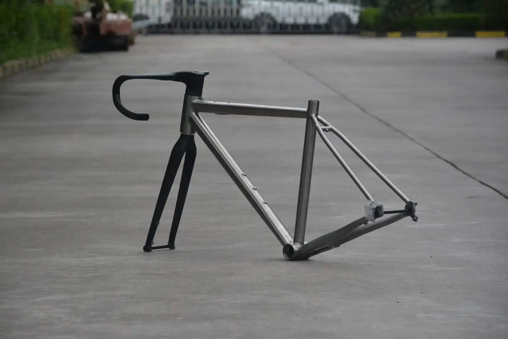 Gr9-Titanium-Alloy-Road-Bicycle-Frame-with-Riding-Comfort-Full-Internal-Cable-Gravel-Bike-Frame.jpg