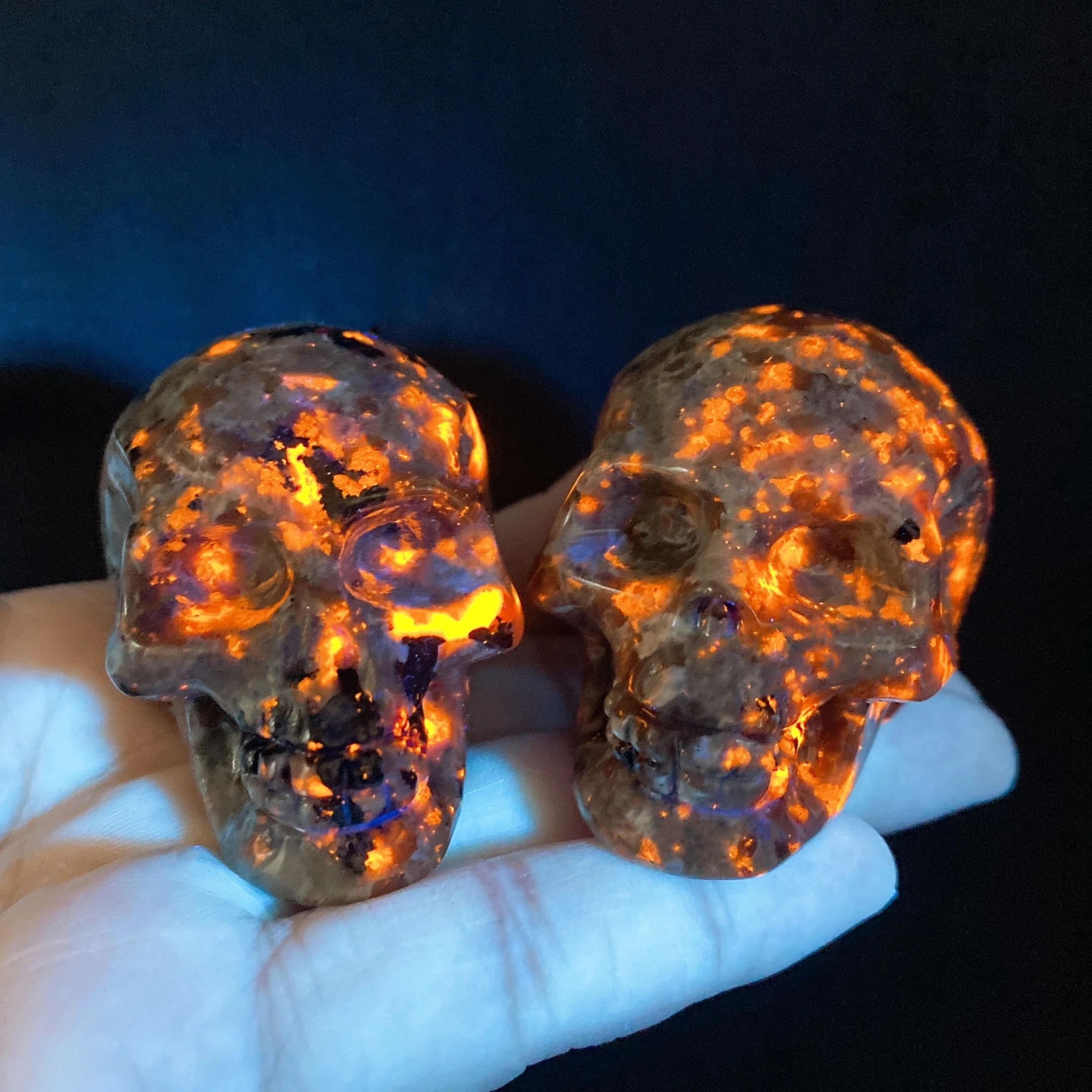2‘’ Natural Yooperlite Skull Statue Crystal Flame Stone Hand Carved Gem ...