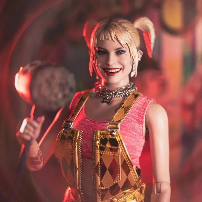 HT-Hot-toys-Original-1-6-Mms566-Harley-Quinn-Caution-Tape-Jacket-Version-Birds-Of-Prey.jpg