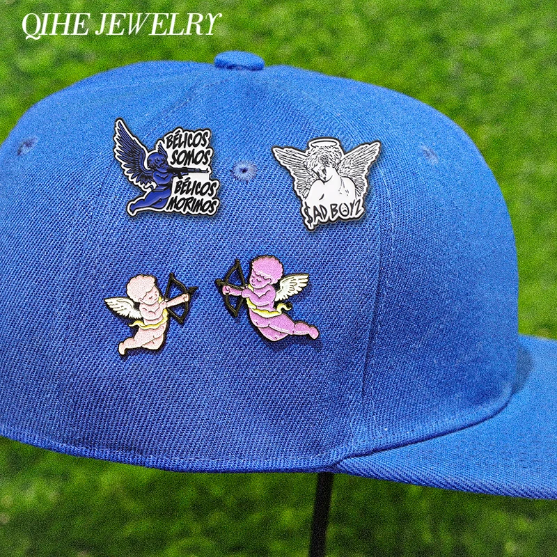 Lindo niño Ángel con alas visando sombrero de Metal Clip Pin esmalte ...