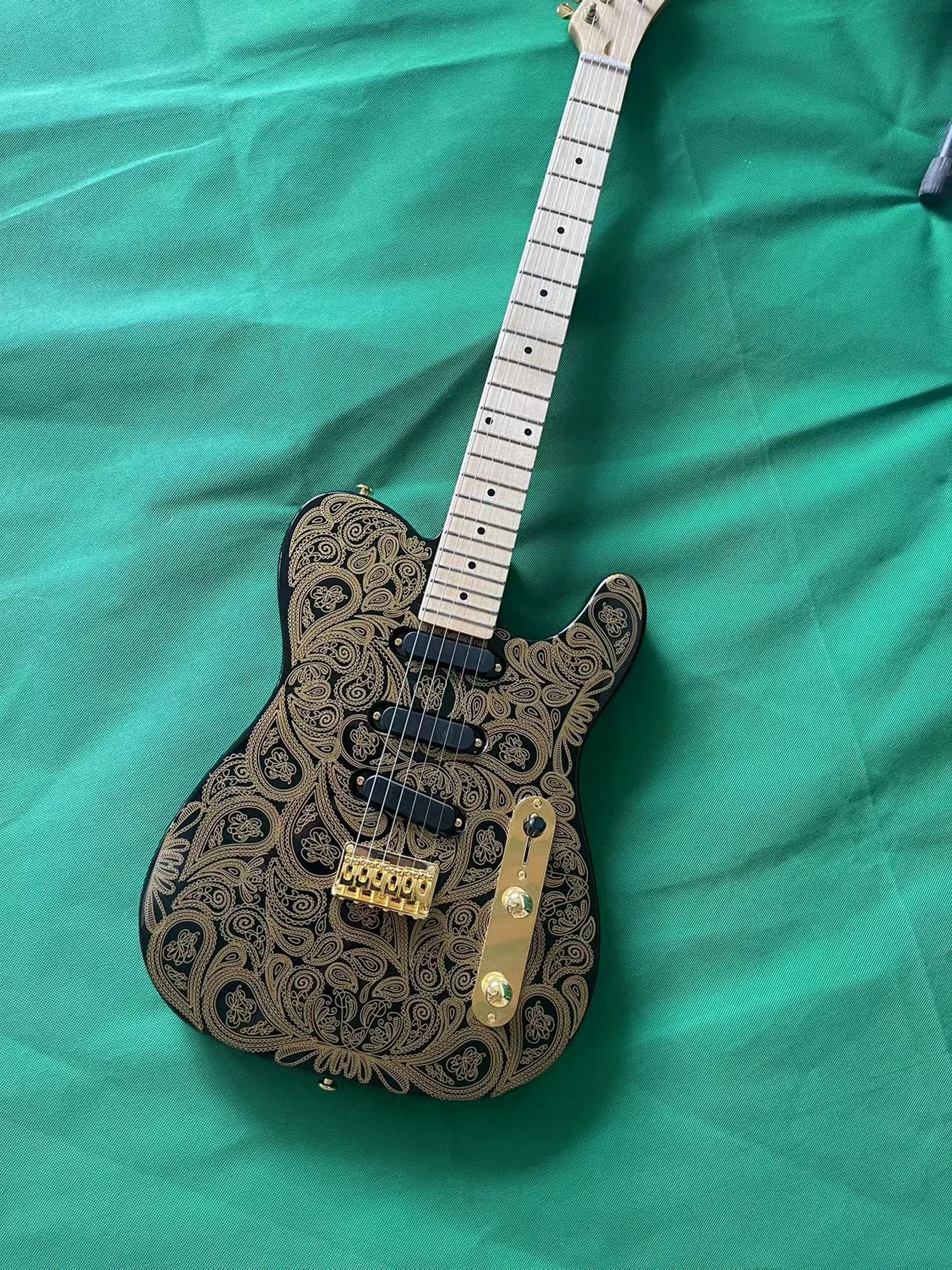 Gold-patterned-electric-guitar-maple-fingerboard-high-end-pickup-truck ...