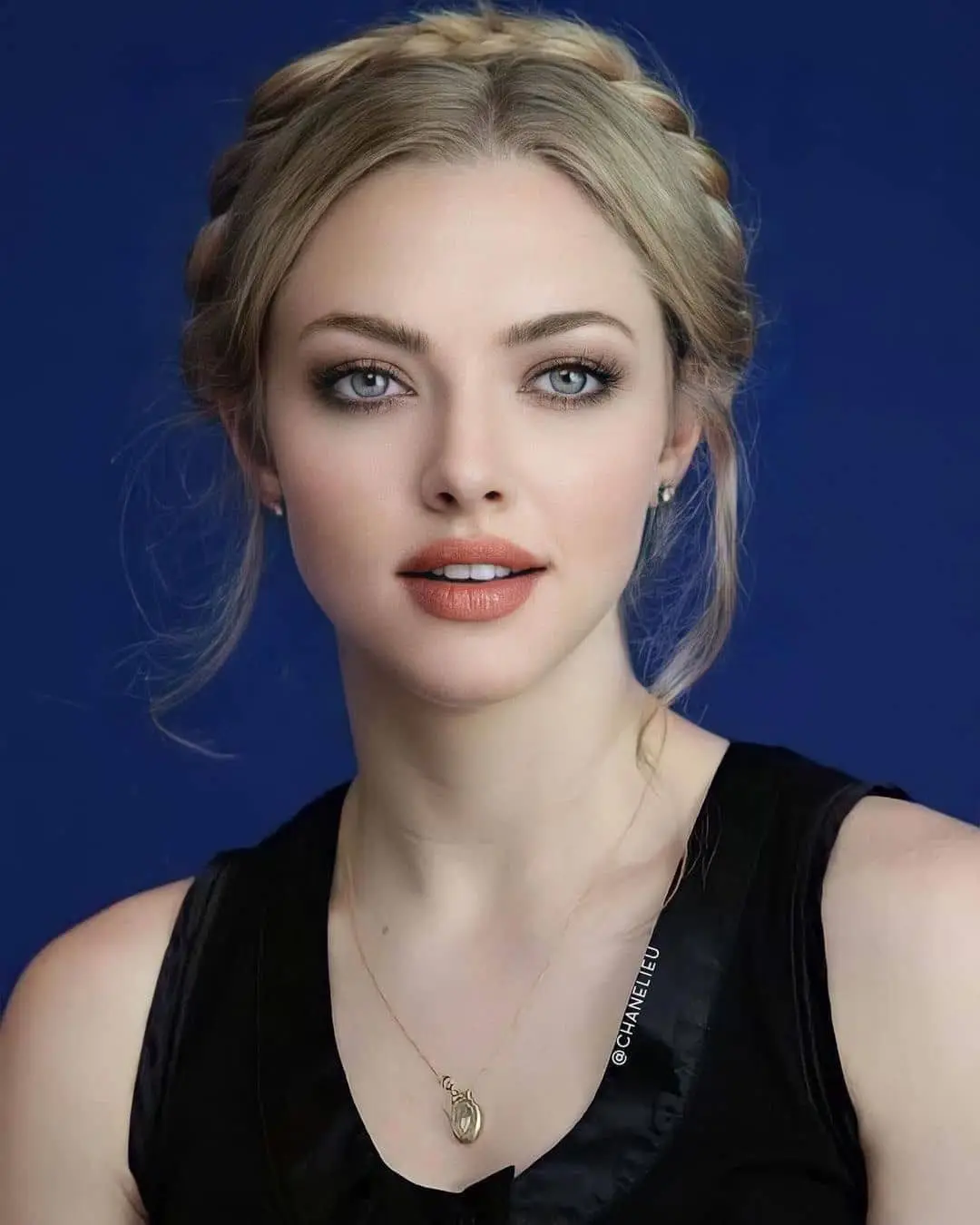 Amanda Seyfried Headshot