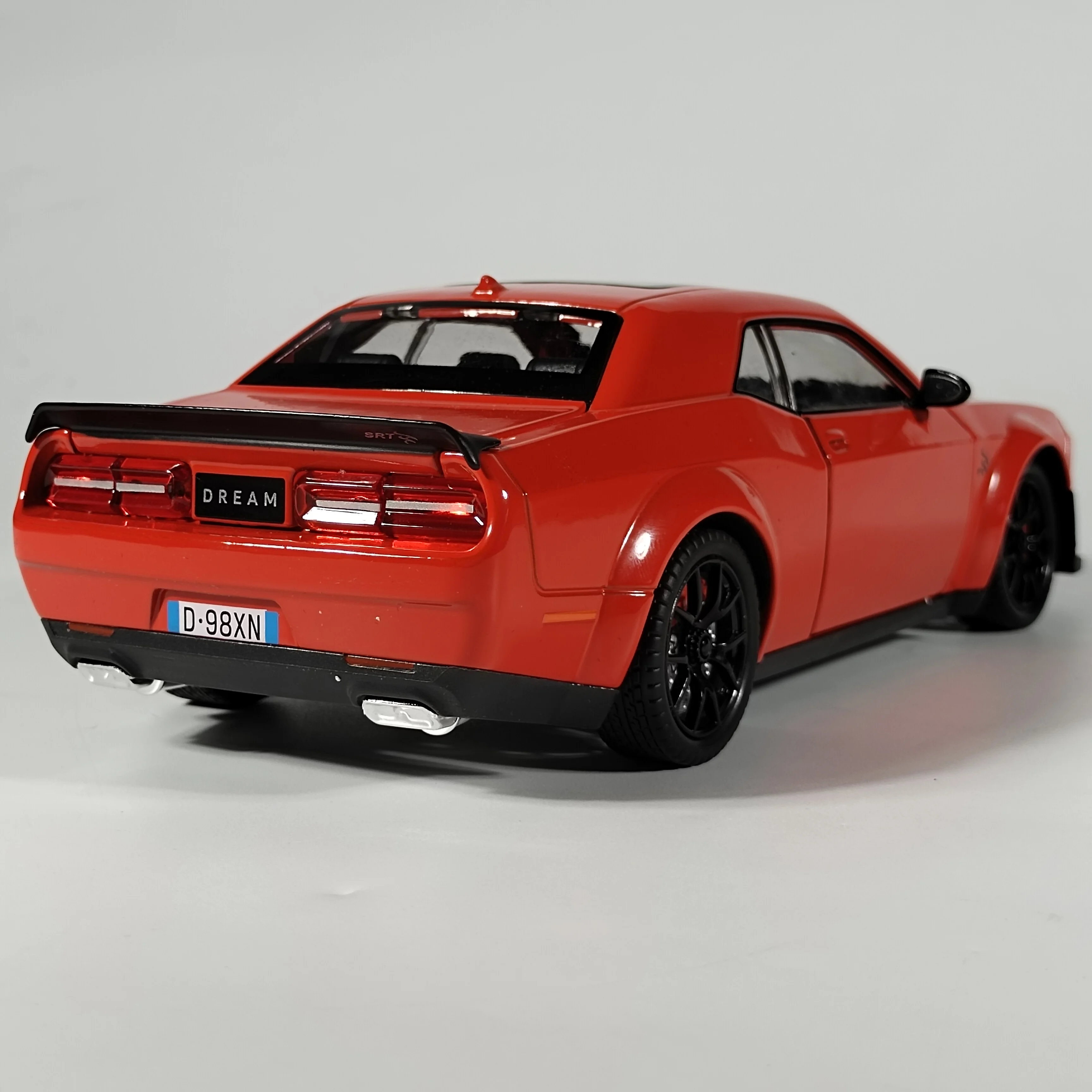 Dodge Challenger Hellcat SRT Sound: Does This 1:24 Diecast Model ...