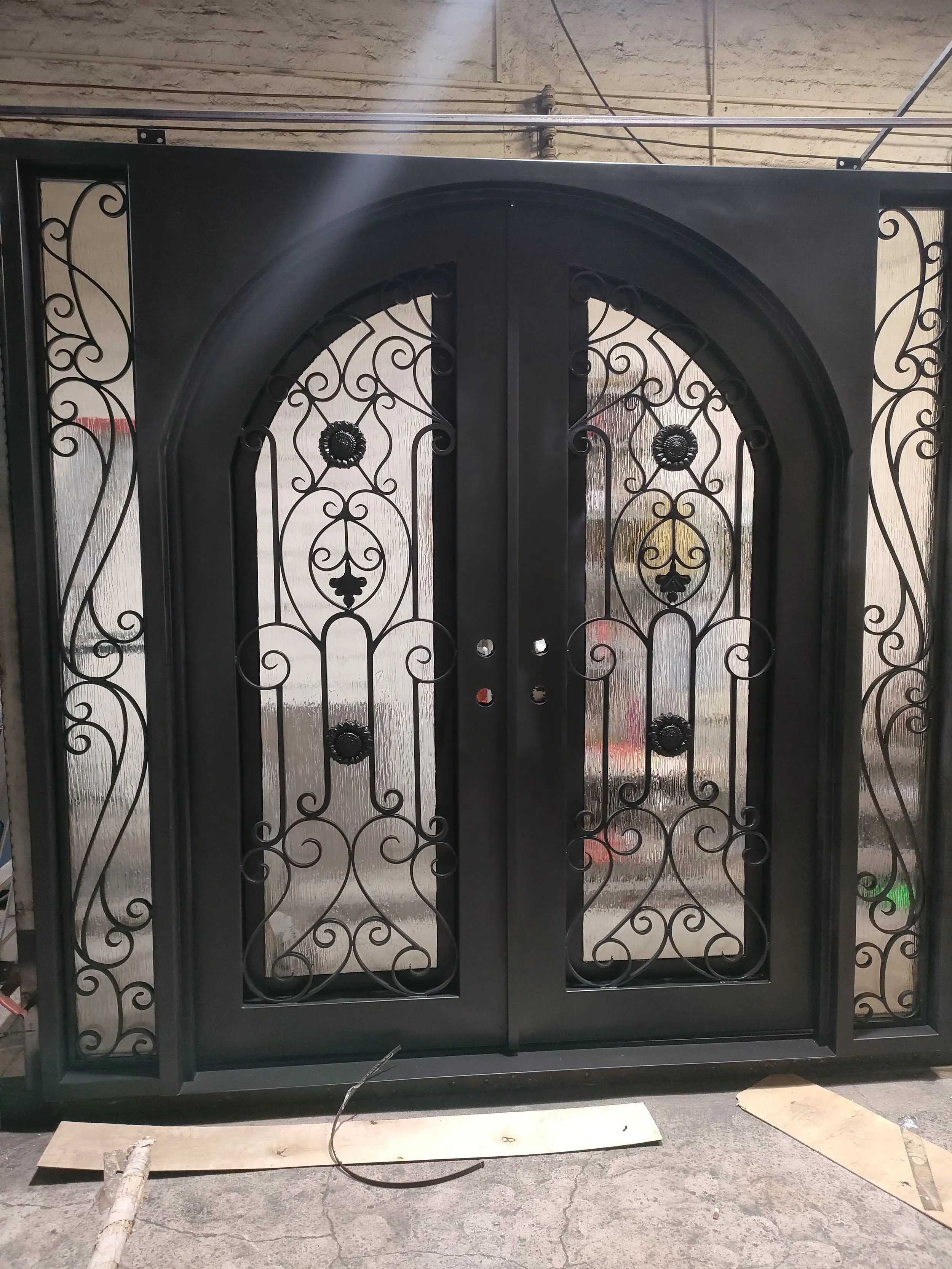 Double Metal Gate Designs
