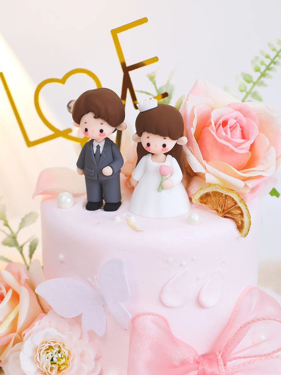 Cartoon wedding topper | Beachweddingtips.com