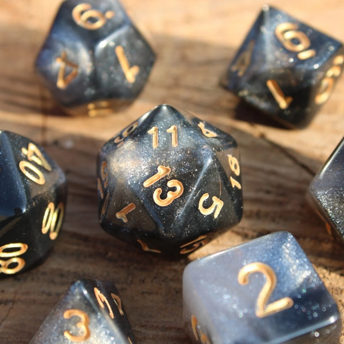 Juego-de-dados-de-galaxia-de-cielo-estrellado-luz-y-oscuridad-DND ...