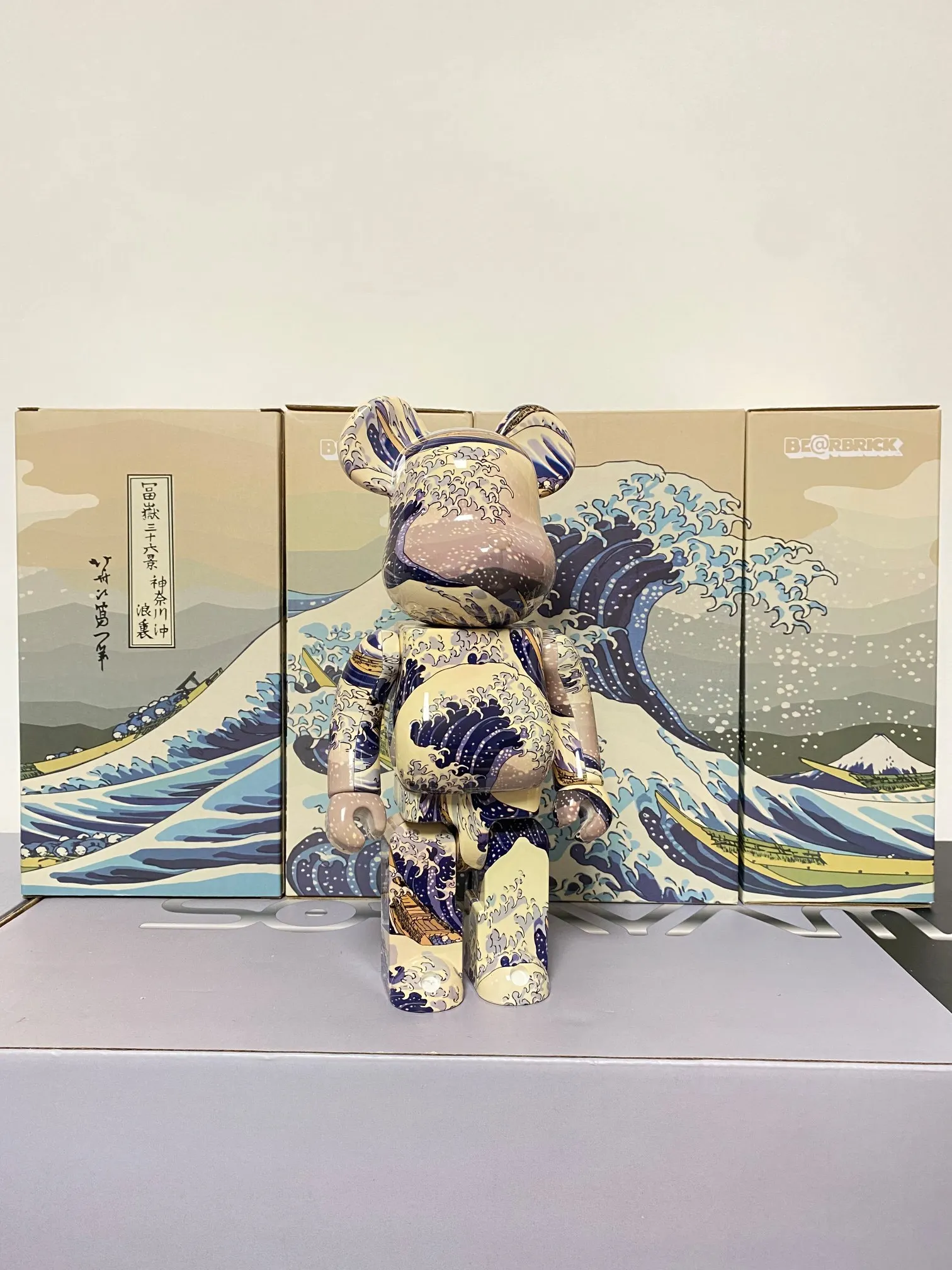 Bearbrick-figura-de-oso-Kanagawa-Surf-juguete-de-moda-adornos-de-regalo ...