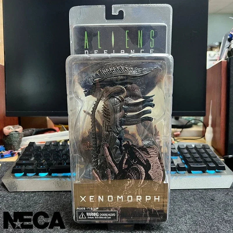 Neca-mu-eco-de-acci-n-de-caballo-negro-c-mics-11-Alien-Queen-Kennel-modelo.jpg