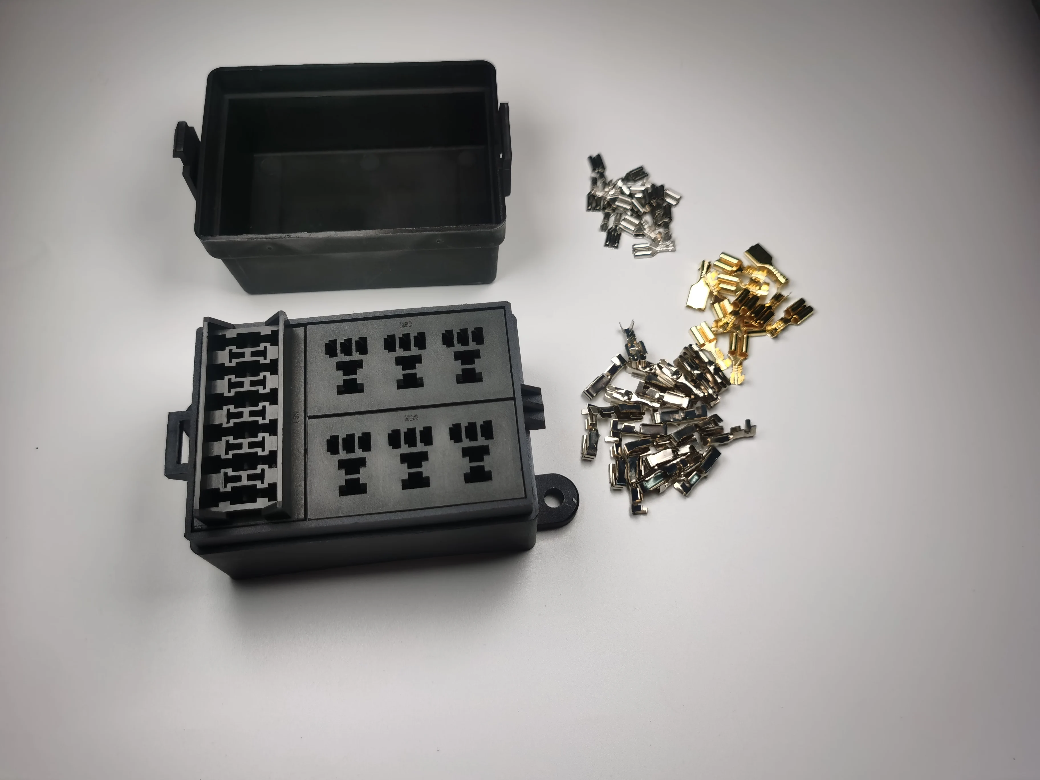 Plug-Fuse-Holder-with-Relay-Terminal-Multi-way-Automobile-Fuse-Box-6 ...