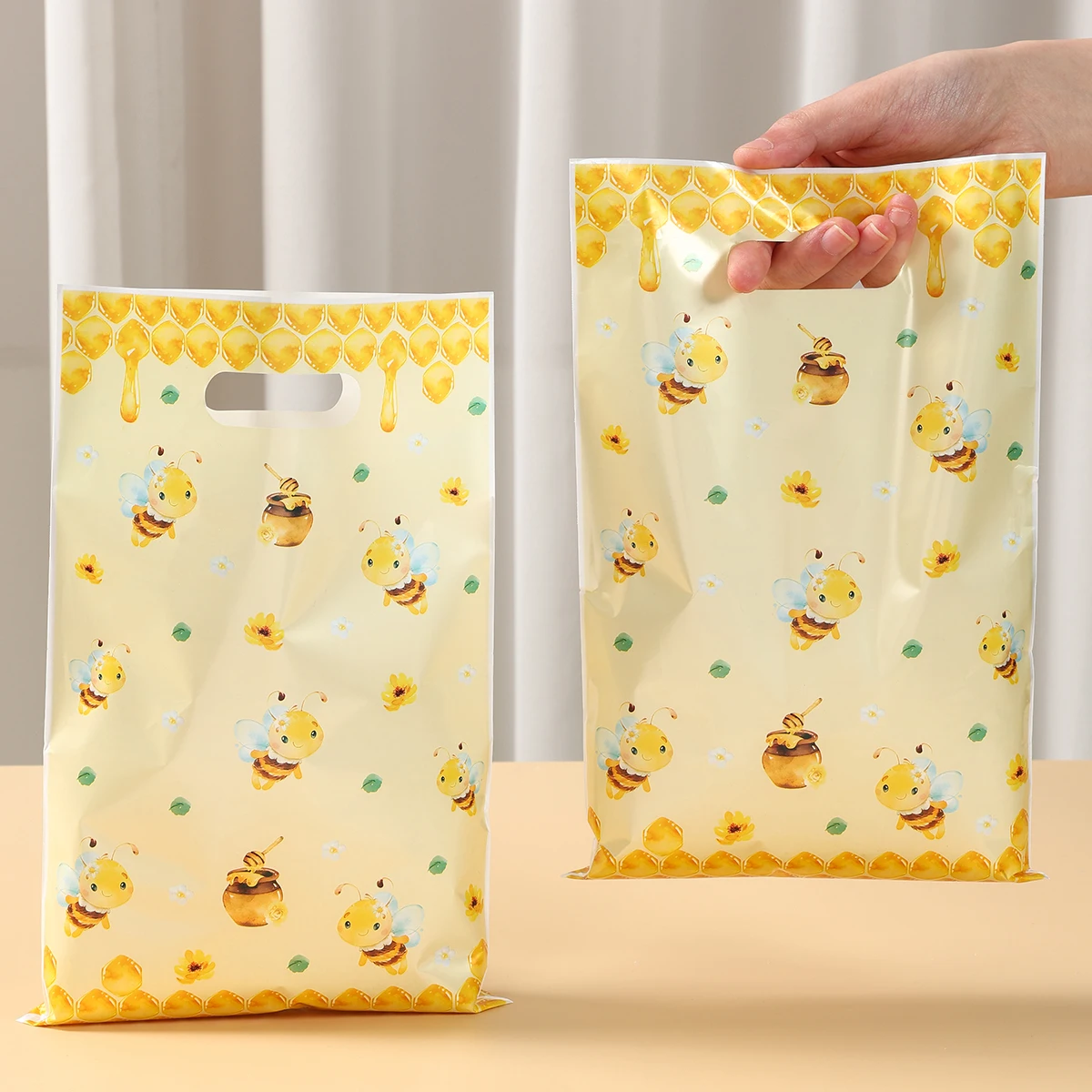 10/25/50Pcs Honey Bee Plastic Gift Bags with Handle Summer Bee Print ...