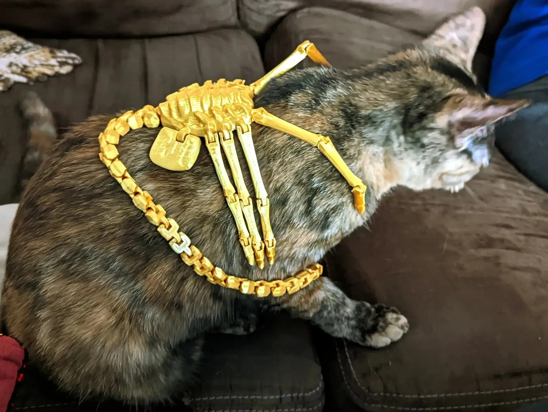 Alien-face-hugging-insect-model-with-flexible-joints-for-creative ...