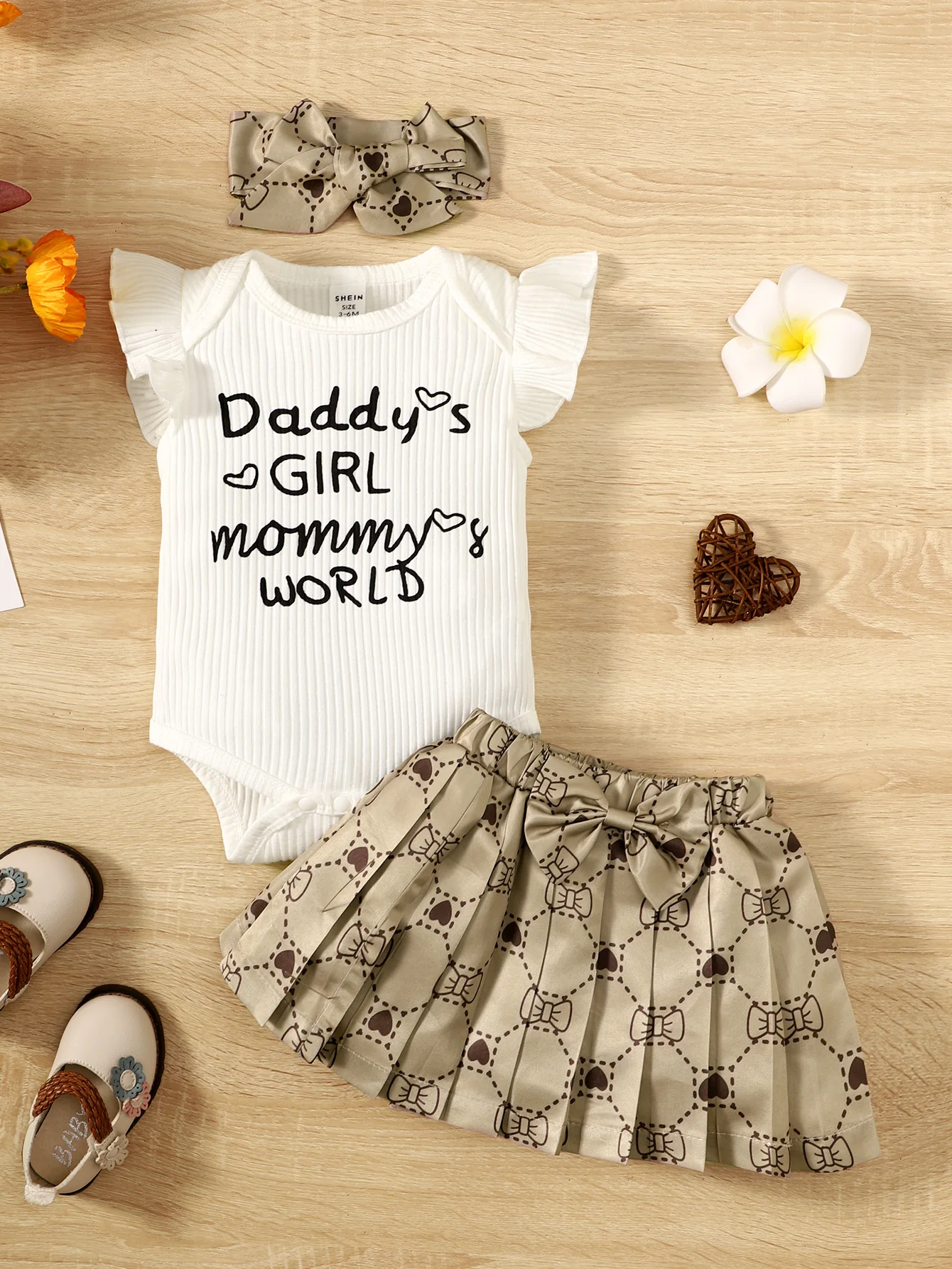 Tuta-da-bambina-in-due-pezzi-con-monogramma-a-spalla-aperta-e-gonna-con ...