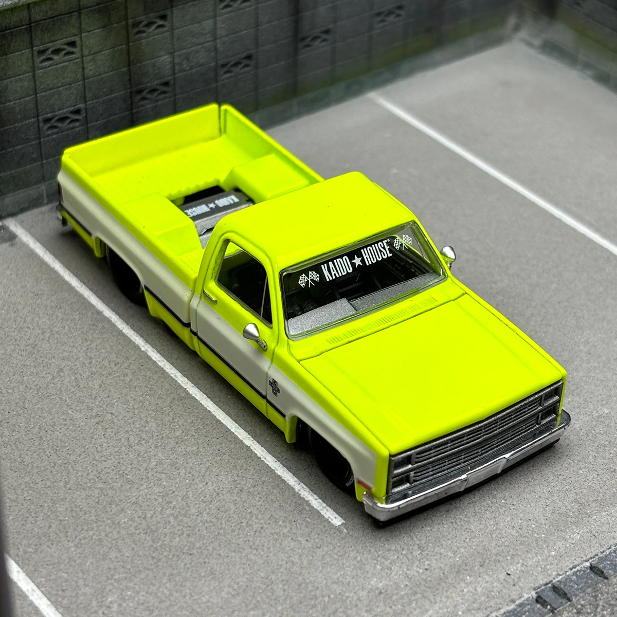 Kaido-House-MINIGT1-64-Silverado-diecast-model-car.jpg