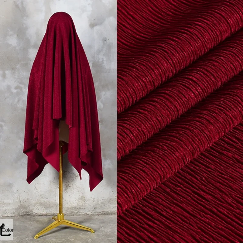 Tela-plisada-con-textura-color-rojo-vino-dise-o-de-vestido-ligeramente ...