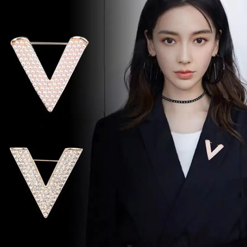Women Elegant Imitation Pearl Brooch V-neck Anti-Light Pins For Sweater ...