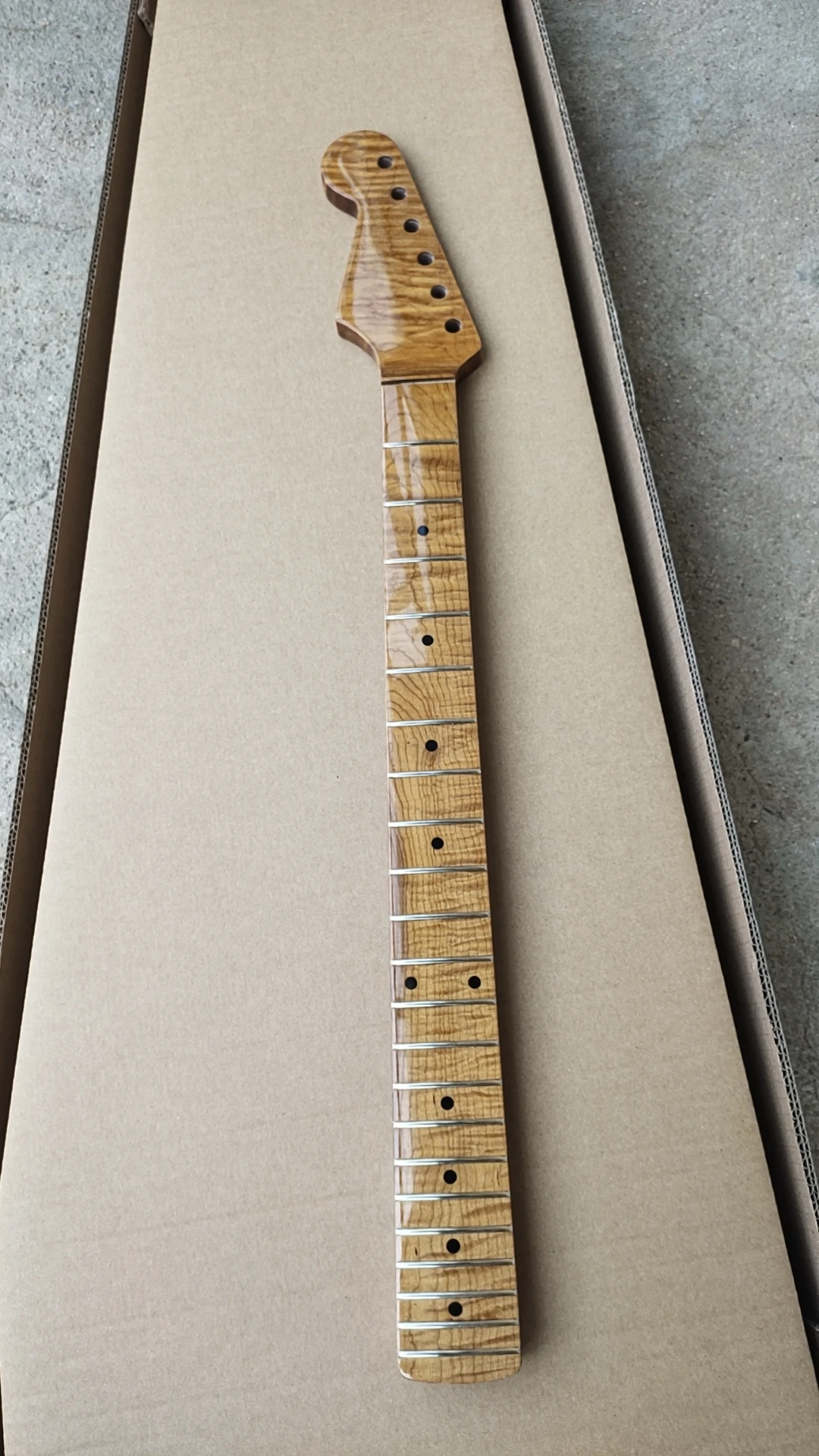Guitar-Neck-Roasted-maple-tiger-pattern-Natural-Glossy-reverse ...