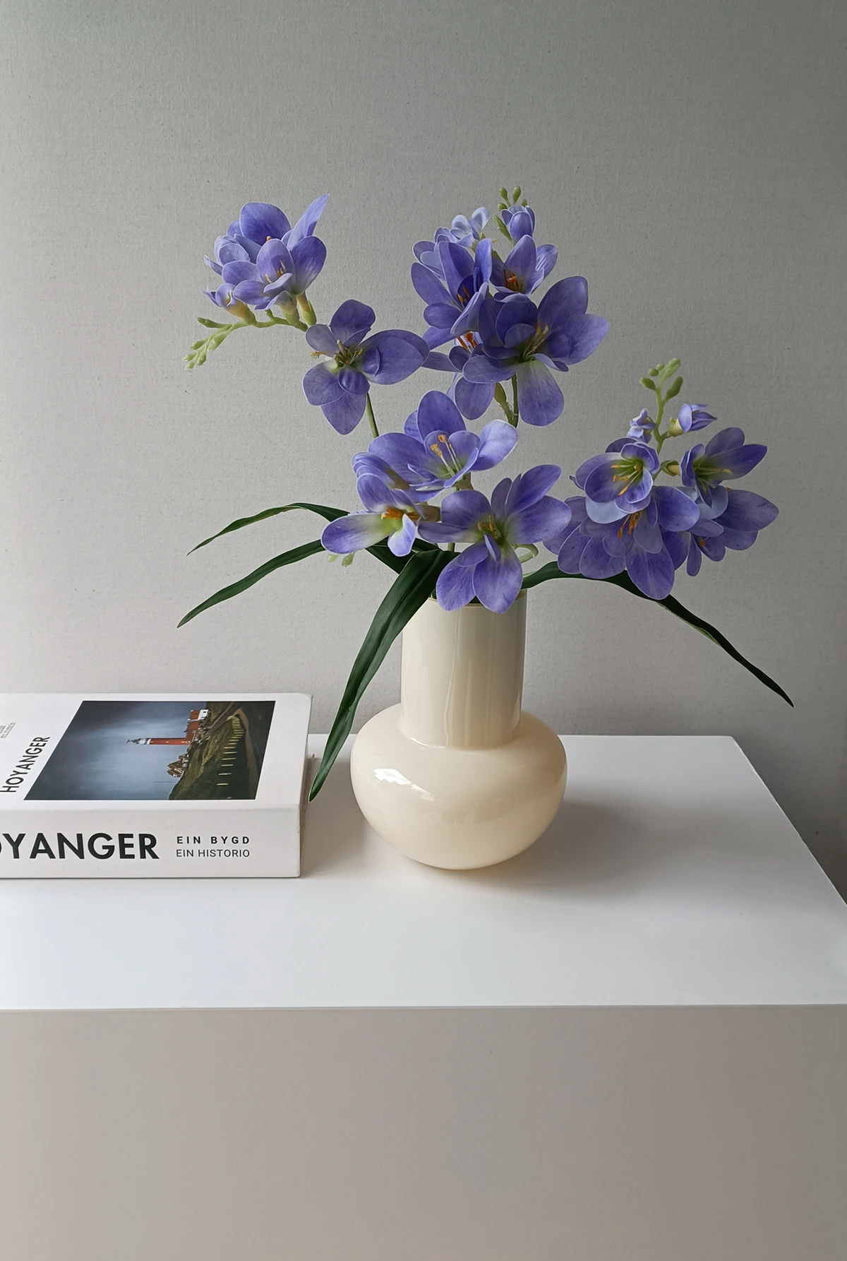 Modern mat Glass Vase High Aesthetic Value Living Room Dining Table ...