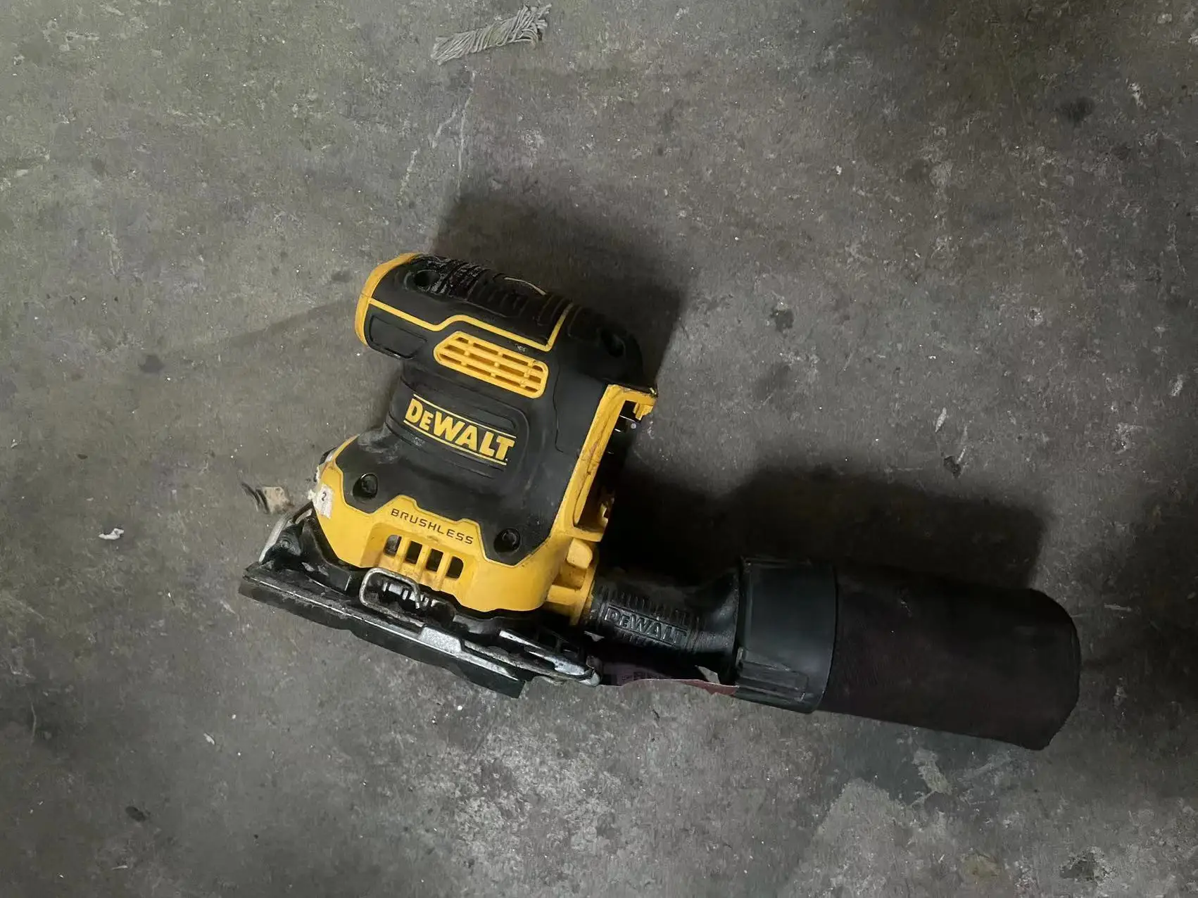 중고 DeWalt DCW200 18V 리튬 이온 무선 브러시리스 1/4 시트 샌딩기, 본체 전용
