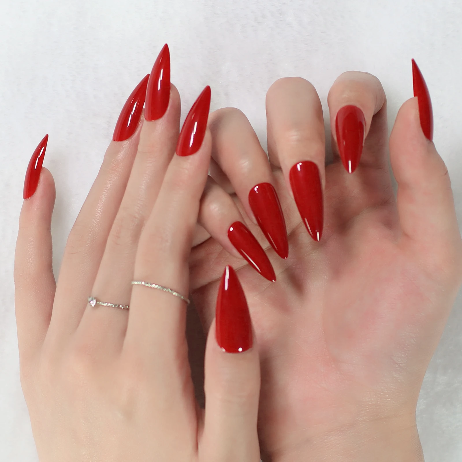 Stiletto-spiegel-rood-licht-glanzende-rode-kleur-vingernagels-scherpe ...