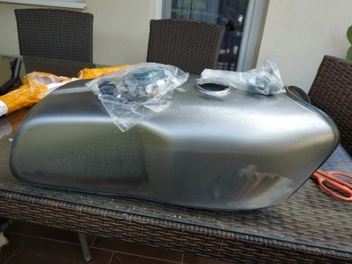 Cafe Racer Fuel Tank (9L/2.4Gal) - Cafe Racer Garage