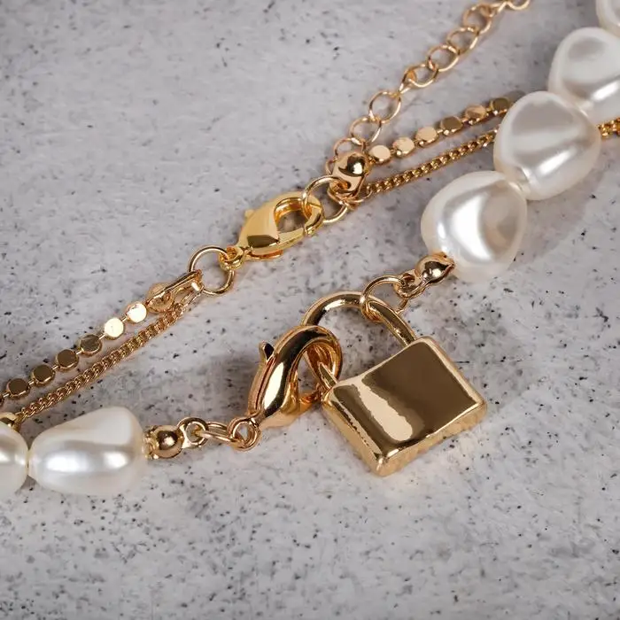 Pendant-chain-top-Pearl-lock-color-white-in-gold-62-cm.jpg